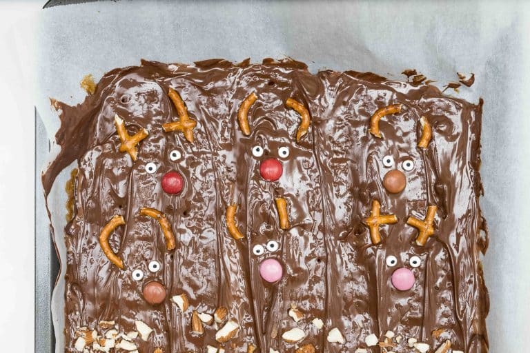 Christmas Reindeer Crack Toffee (Easy Saltine Toffee Recipe for Kids ...