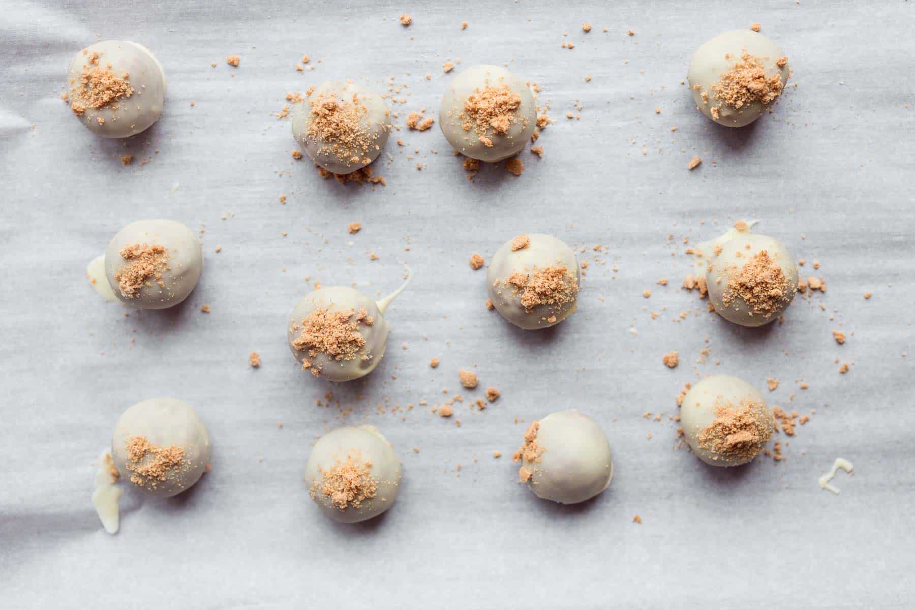 Healthy Gingerbread Energy Bites for the Holidays - The Sprinkled Cakery