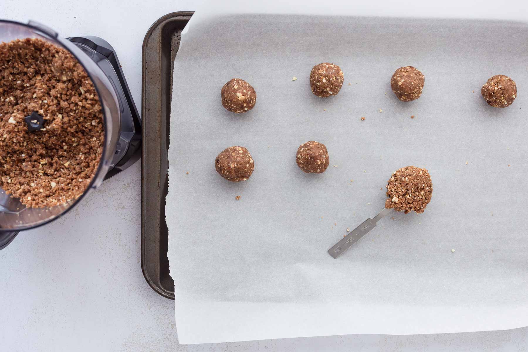 Snickers Protein Balls (No-Bake, Naturally Sweetened) - The Sprinkled ...